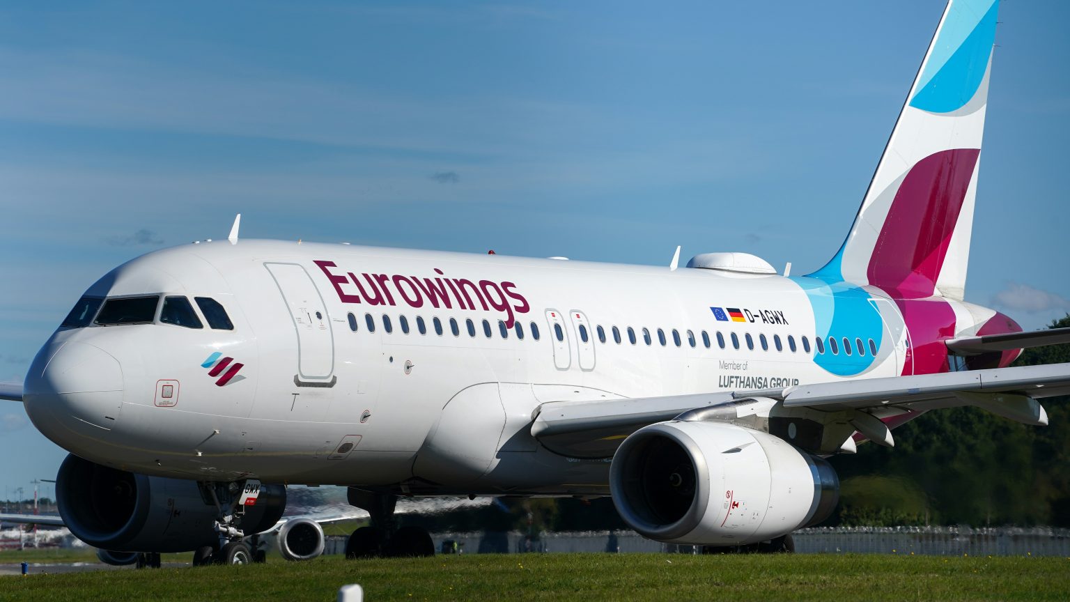 Notlandung eines Eurowings-Airbus nach Triebwerksproblemen in Hamburg ...